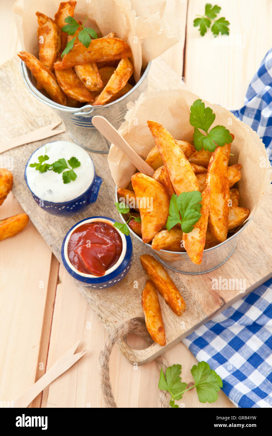Potato Wedges With Dip Stock Photo - Alamy