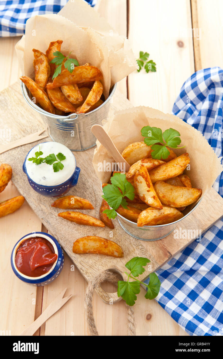 Potato Wedges With Dip Stock Photo - Alamy