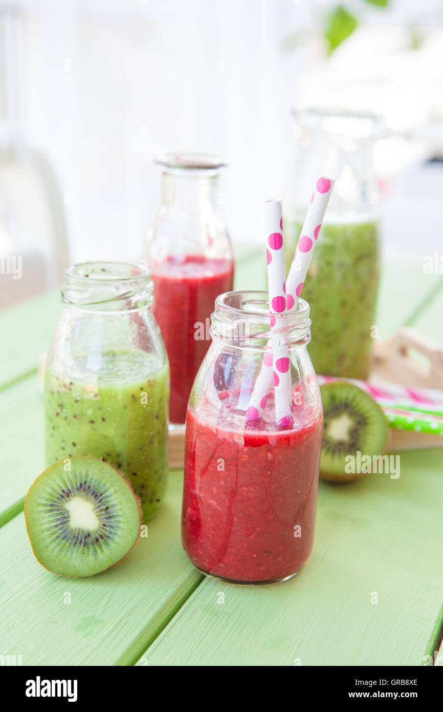Kiwi fruit rot hi-res stock photography and images - Alamy
