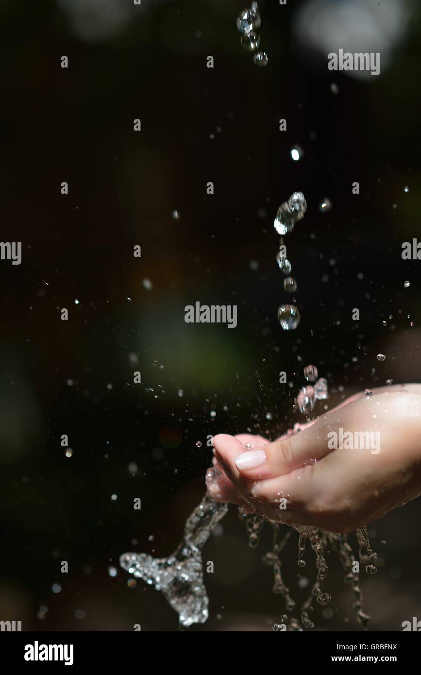 Hand holding clean splash waterfall hi-res stock photography and images ...