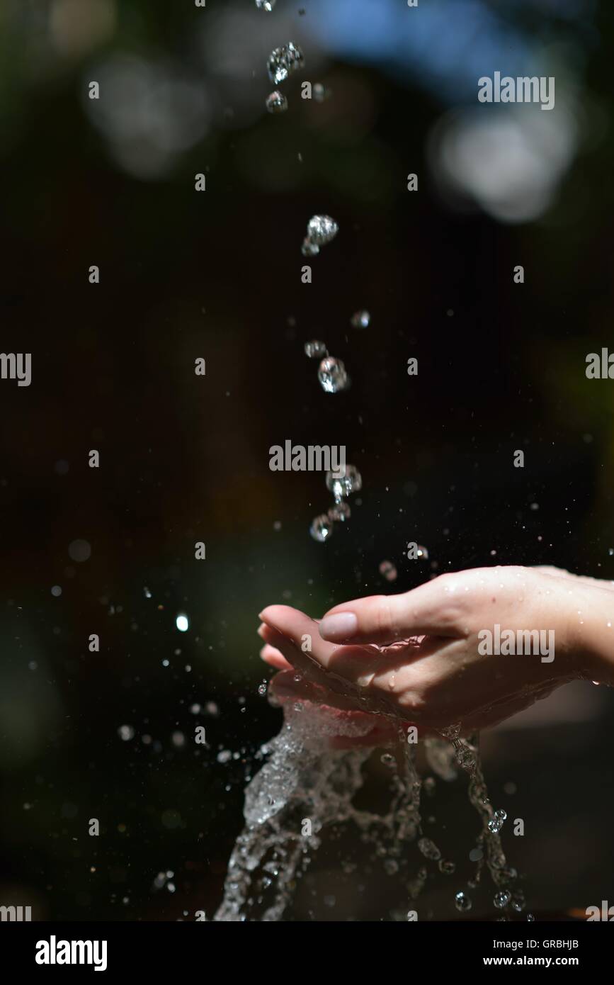 Hand holding clean splash waterfall hi-res stock photography and images ...