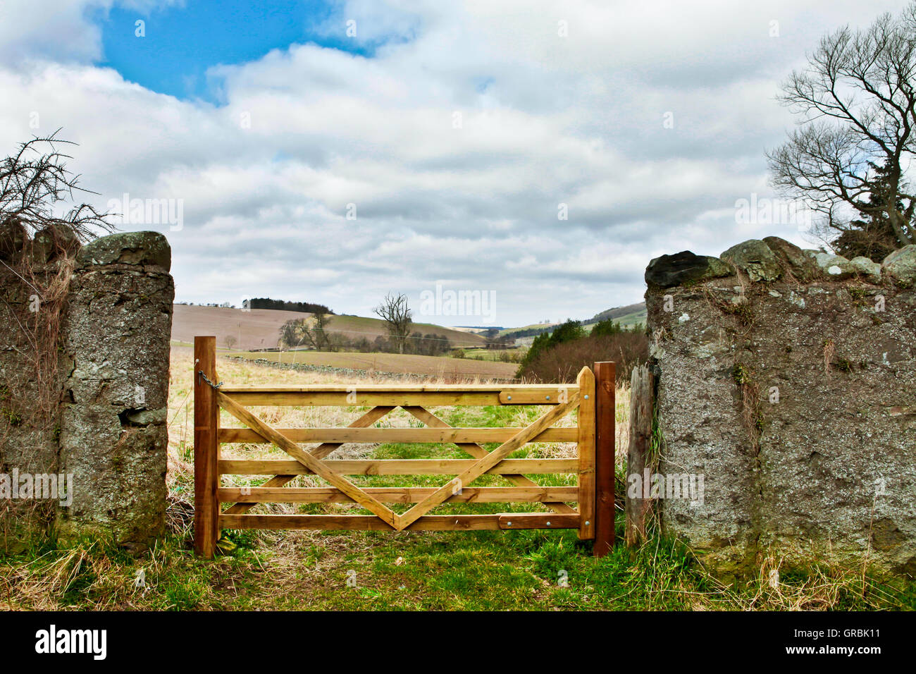 Gate field rolling hills hi-res stock photography and images - Alamy