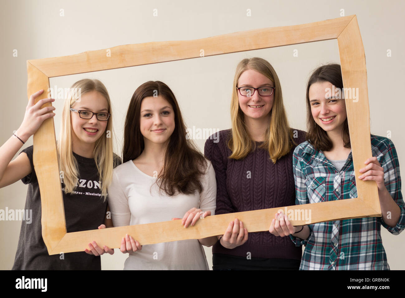 Women framing a picture hi-res stock photography and images - Alamy