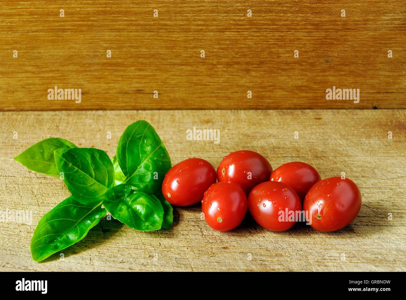 Grape tomatoes hi-res stock photography and images - Alamy