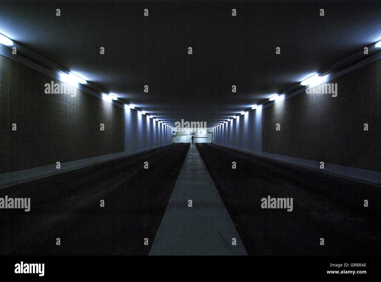 Underground parking ramp High Resolution Stock Photography and Images ...