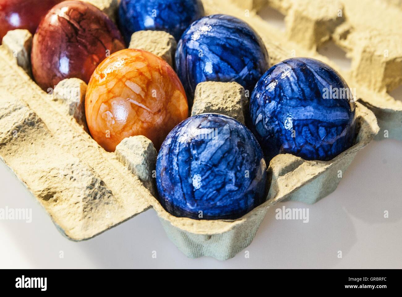 Colorful eggs hi-res stock photography and images - Alamy