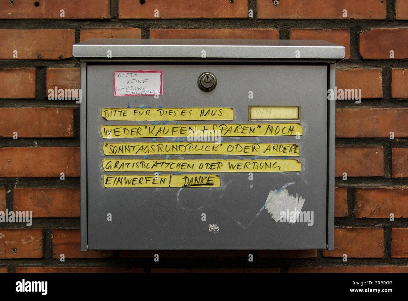 Mailing mailing hi-res stock photography and images - Alamy