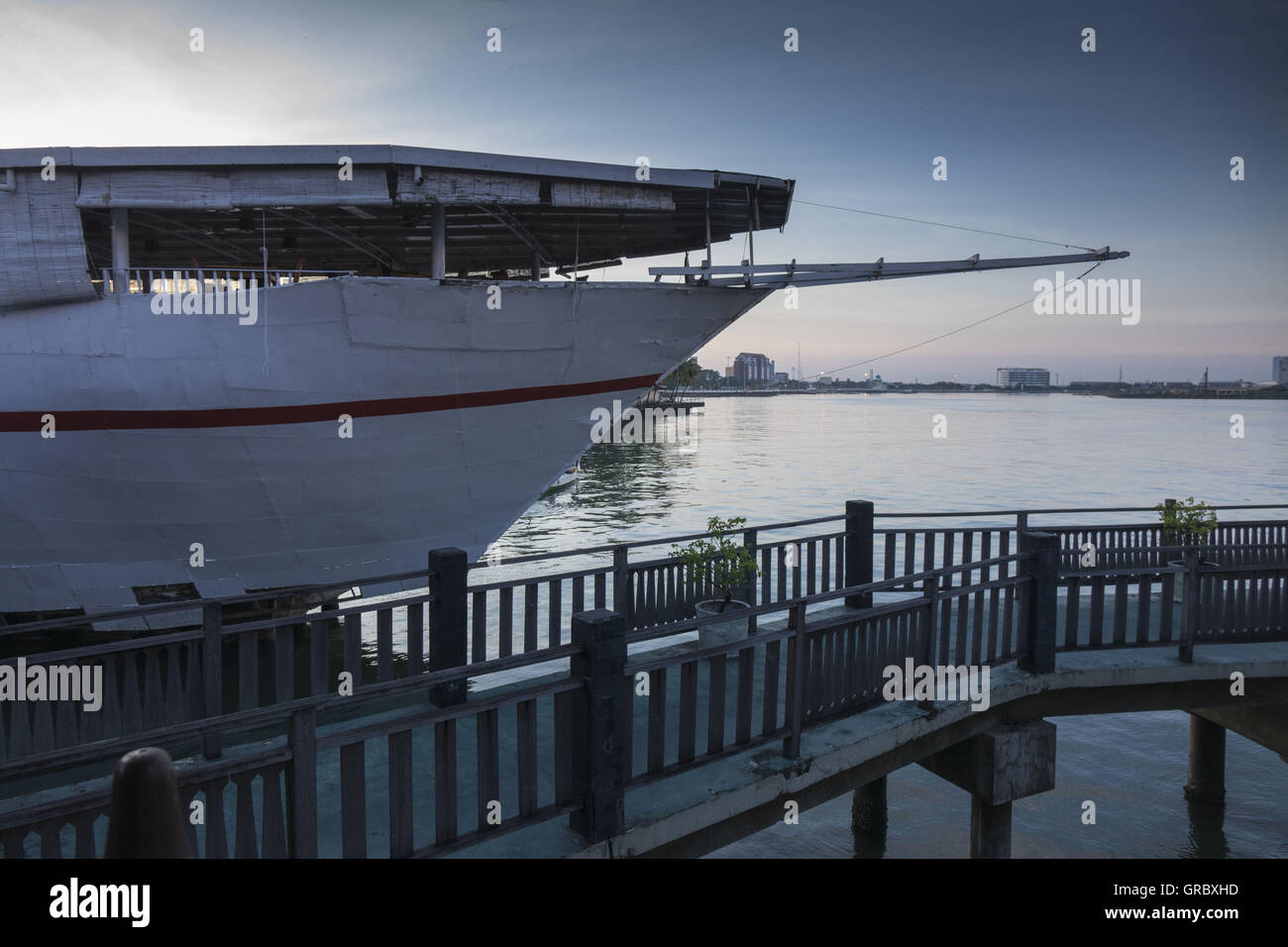 Ship jetty hi-res stock photography and images - Alamy