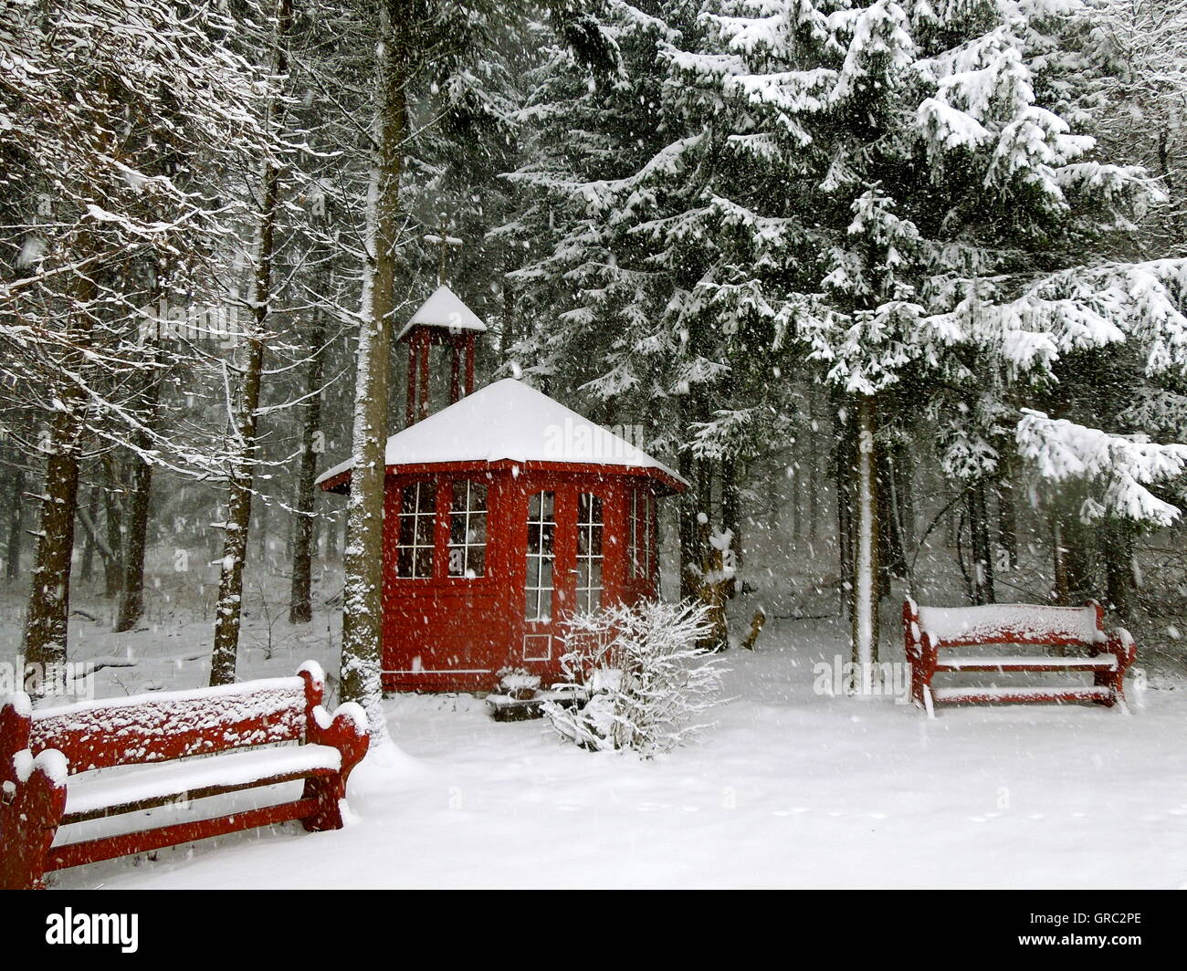 Chapel in woods hi-res stock photography and images - Alamy