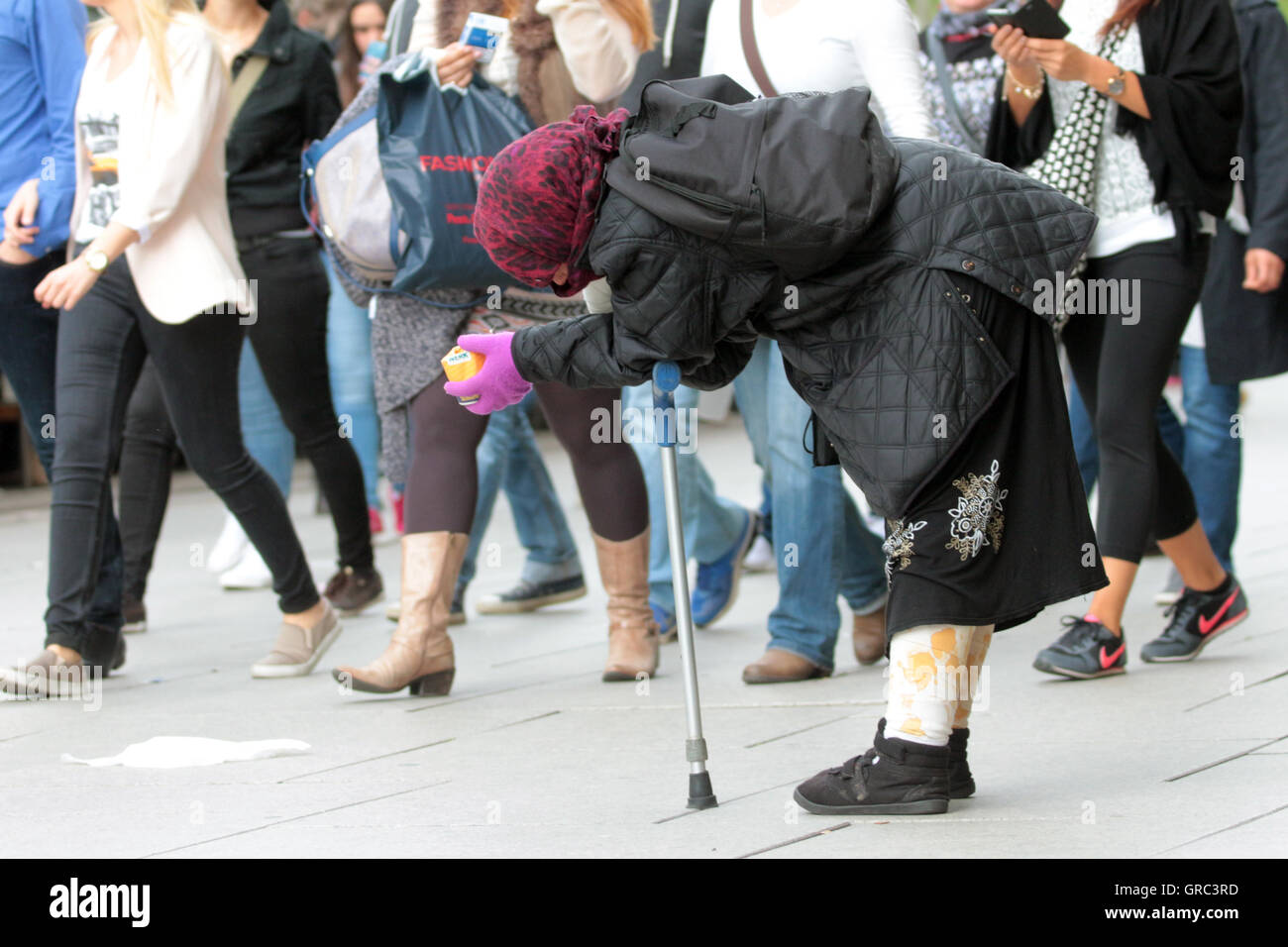 Elderly homeless woman hi-res stock photography and images - Alamy