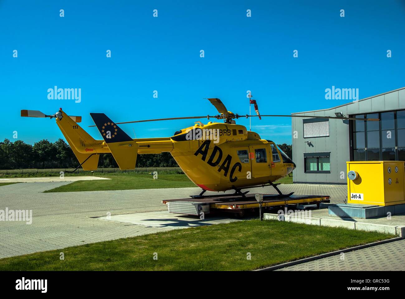 Hospital helicopter landing area hi-res stock photography and images ...