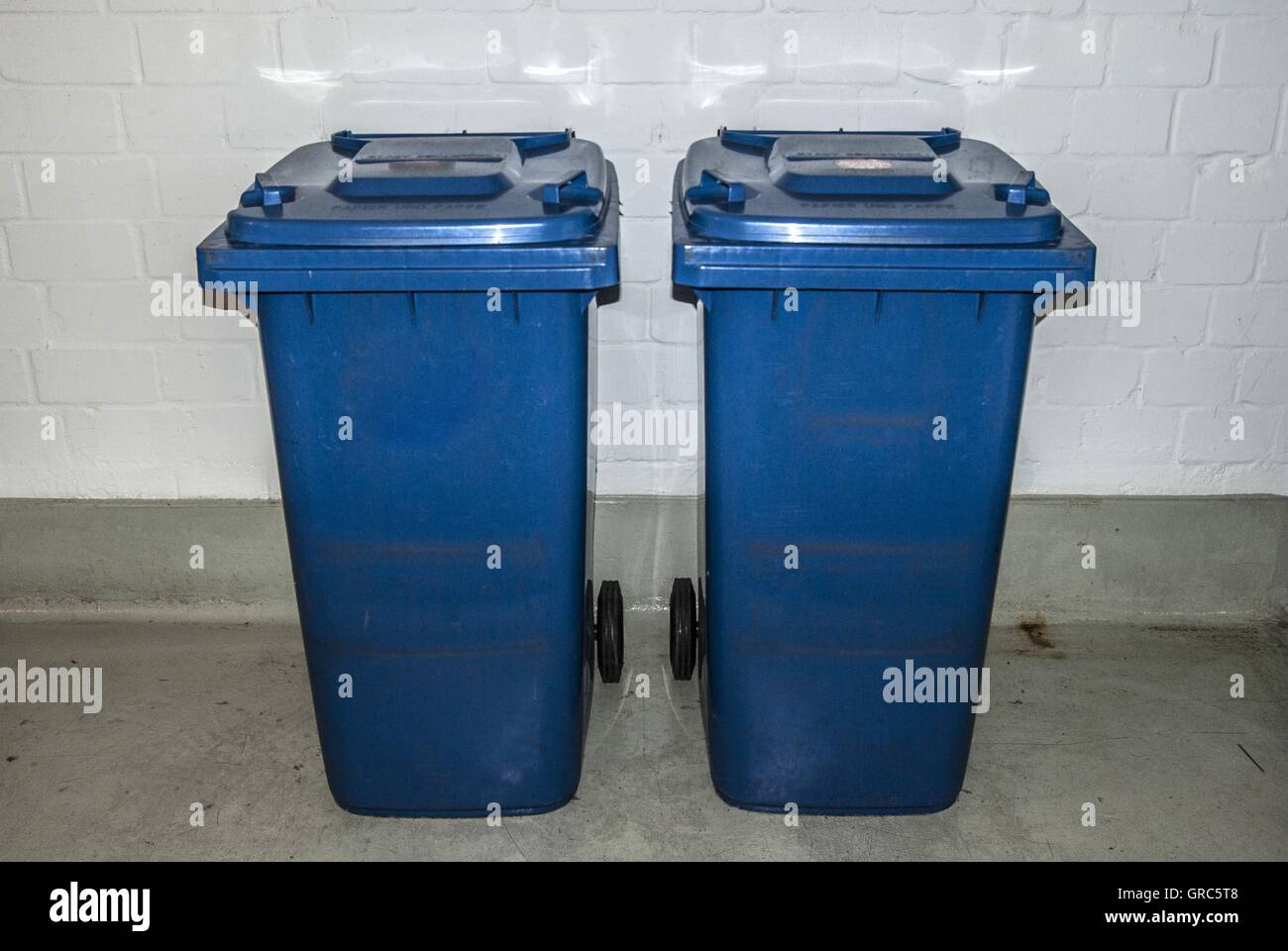 House trash cans hi-res stock photography and images - Alamy