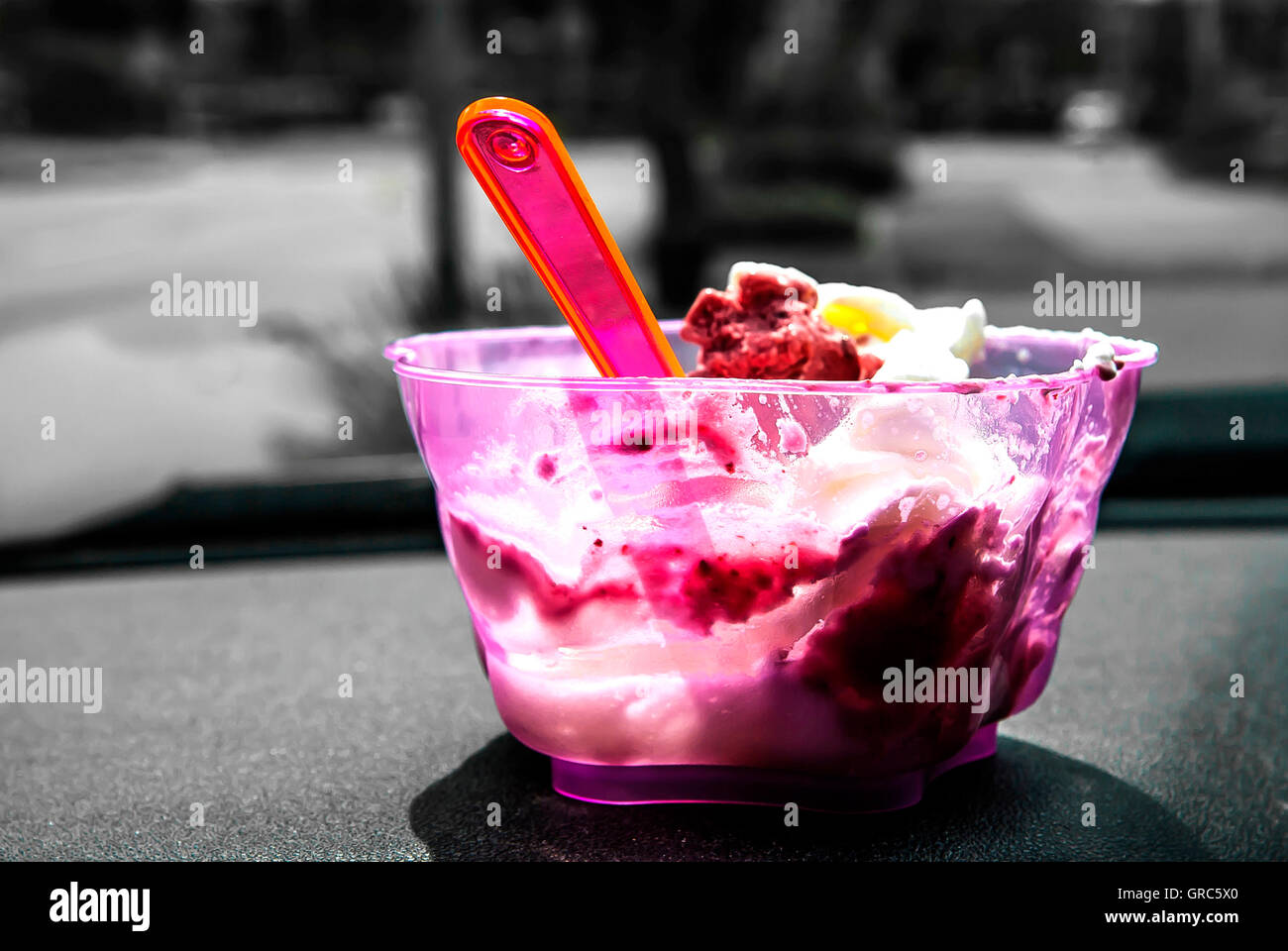 Ice cream sundaes hi-res stock photography and images - Alamy