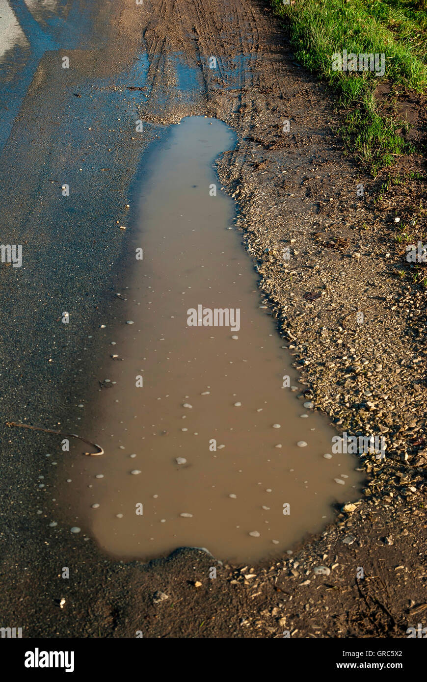 Close up puddle water hi-res stock photography and images - Alamy