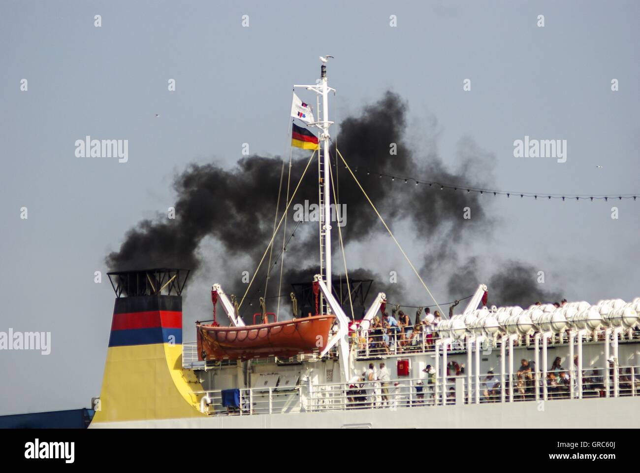 Chimney, Fumes Exiting, Ship Stock Photo - Alamy
