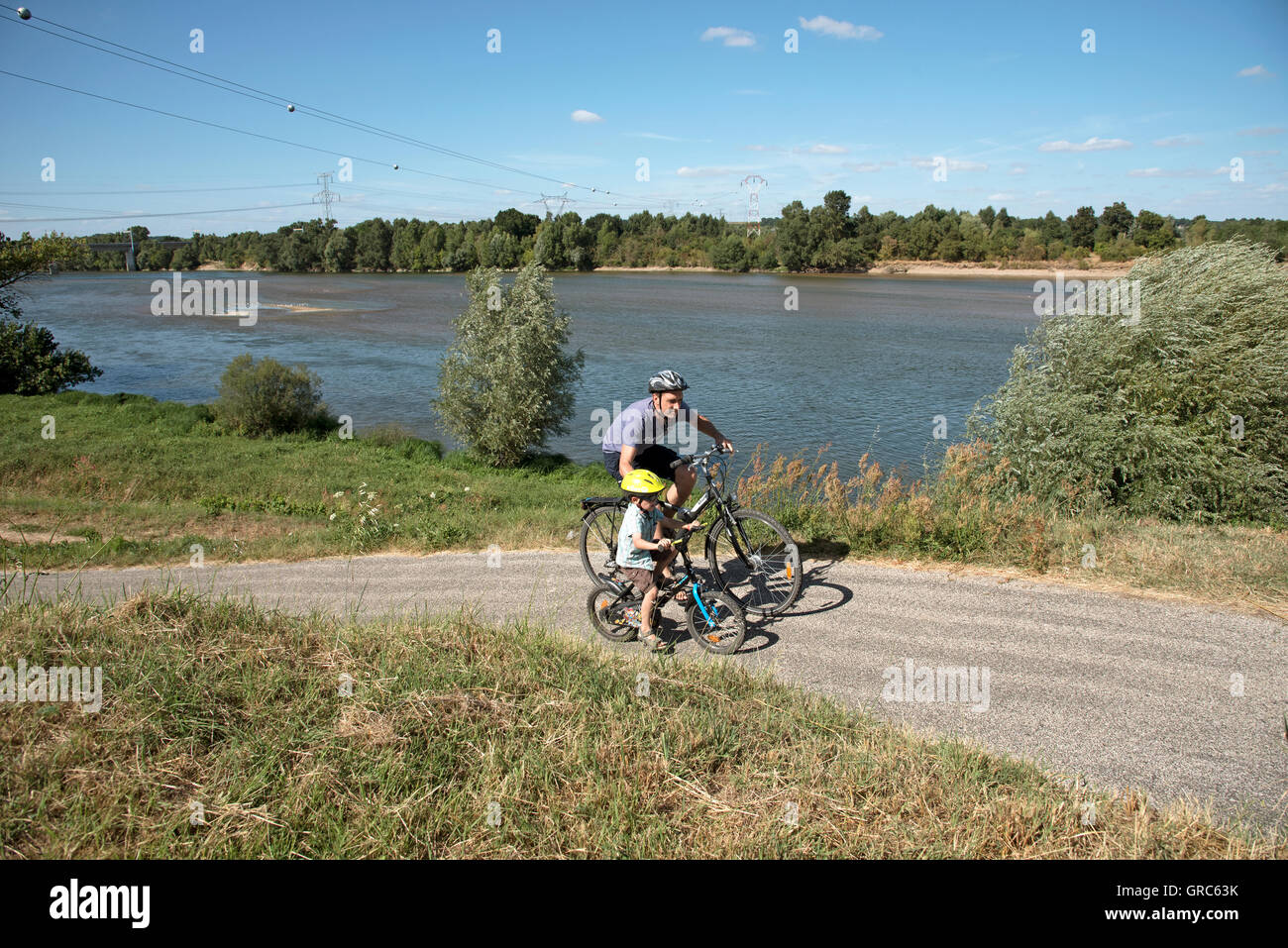 Cyclists wearing helmet hi-res stock photography and images - Alamy