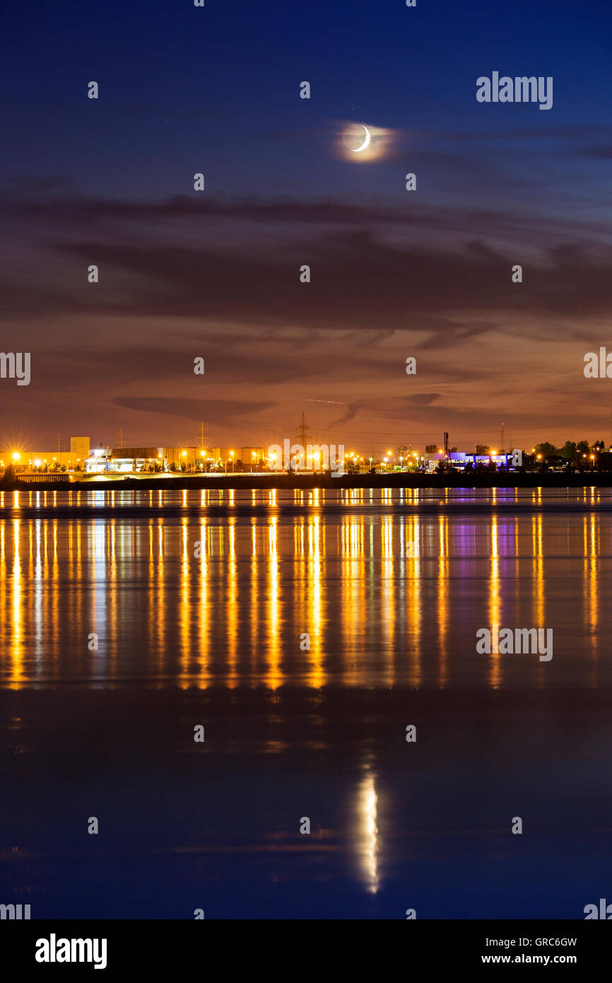 Montreal moon hi-res stock photography and images - Alamy