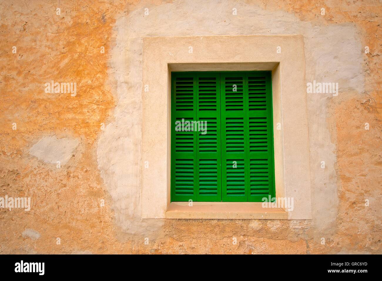 Shuttered houses hi-res stock photography and images - Alamy