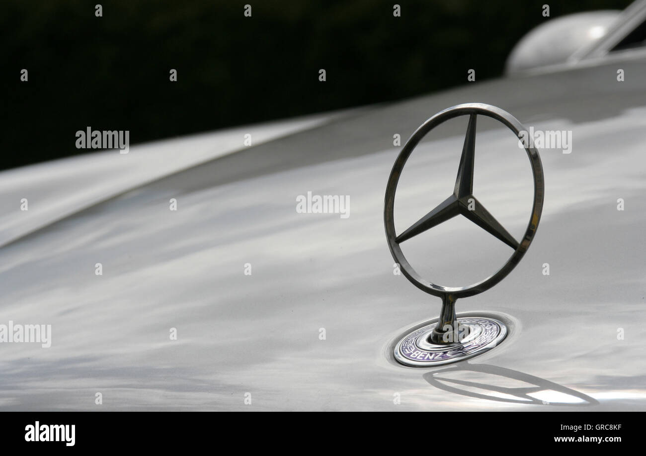 Logotype Mercedes Star Stock Photo - Alamy
