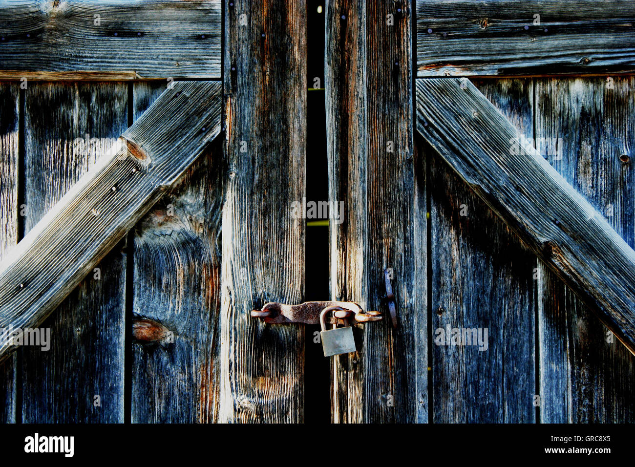 Locked gate hi-res stock photography and images - Alamy