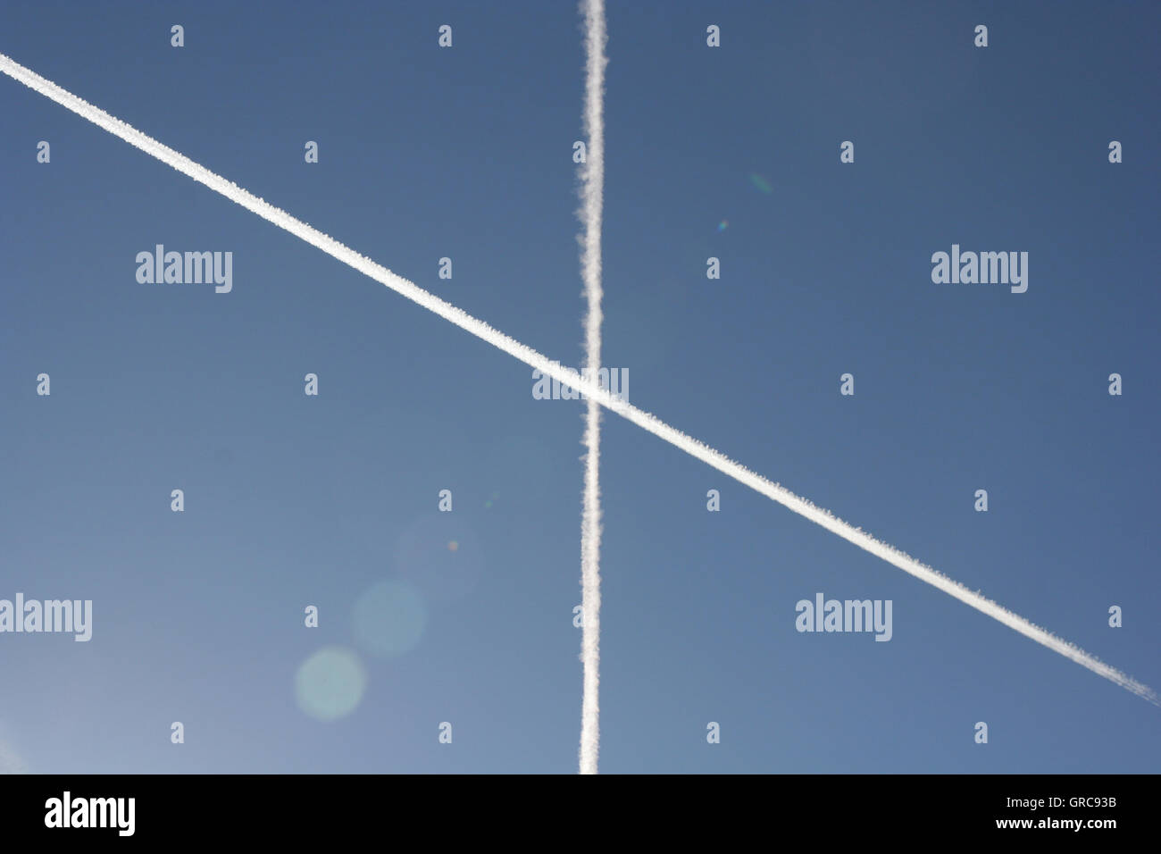 Aircraft condensation trail hi-res stock photography and images - Alamy