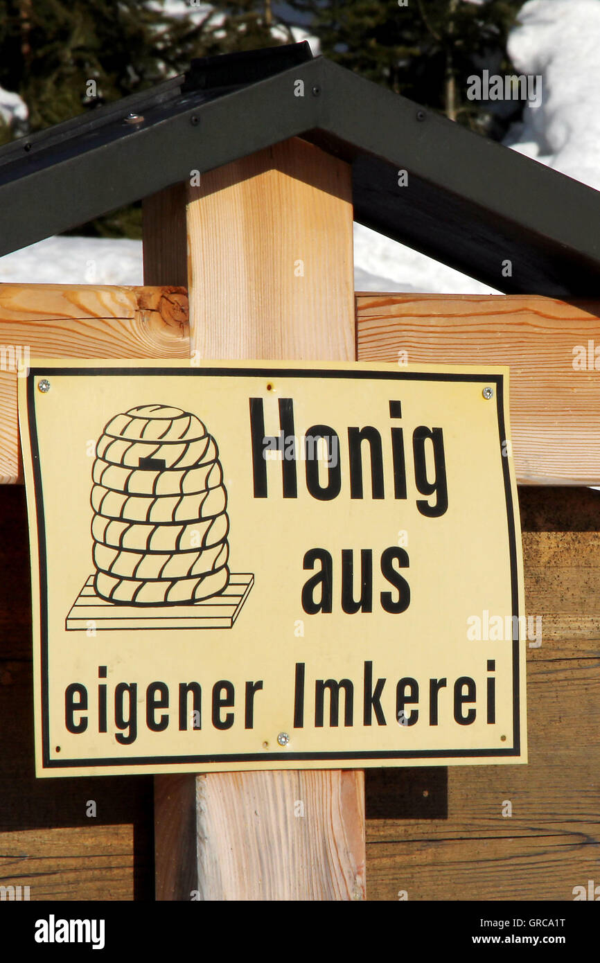 Honey for sale sign hi-res stock photography and images - Alamy