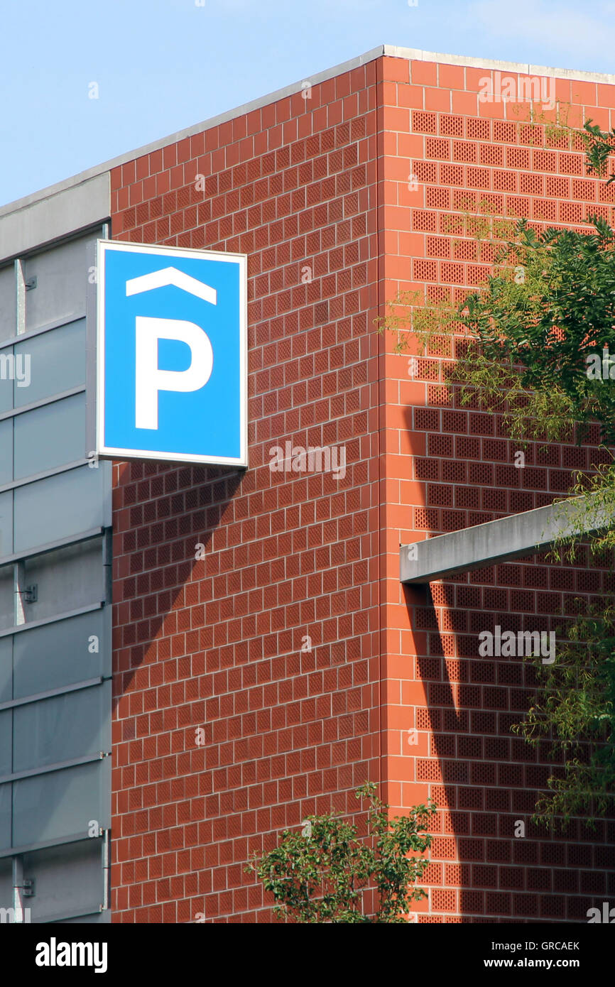 Parking garage symbol hi-res stock photography and images - Alamy