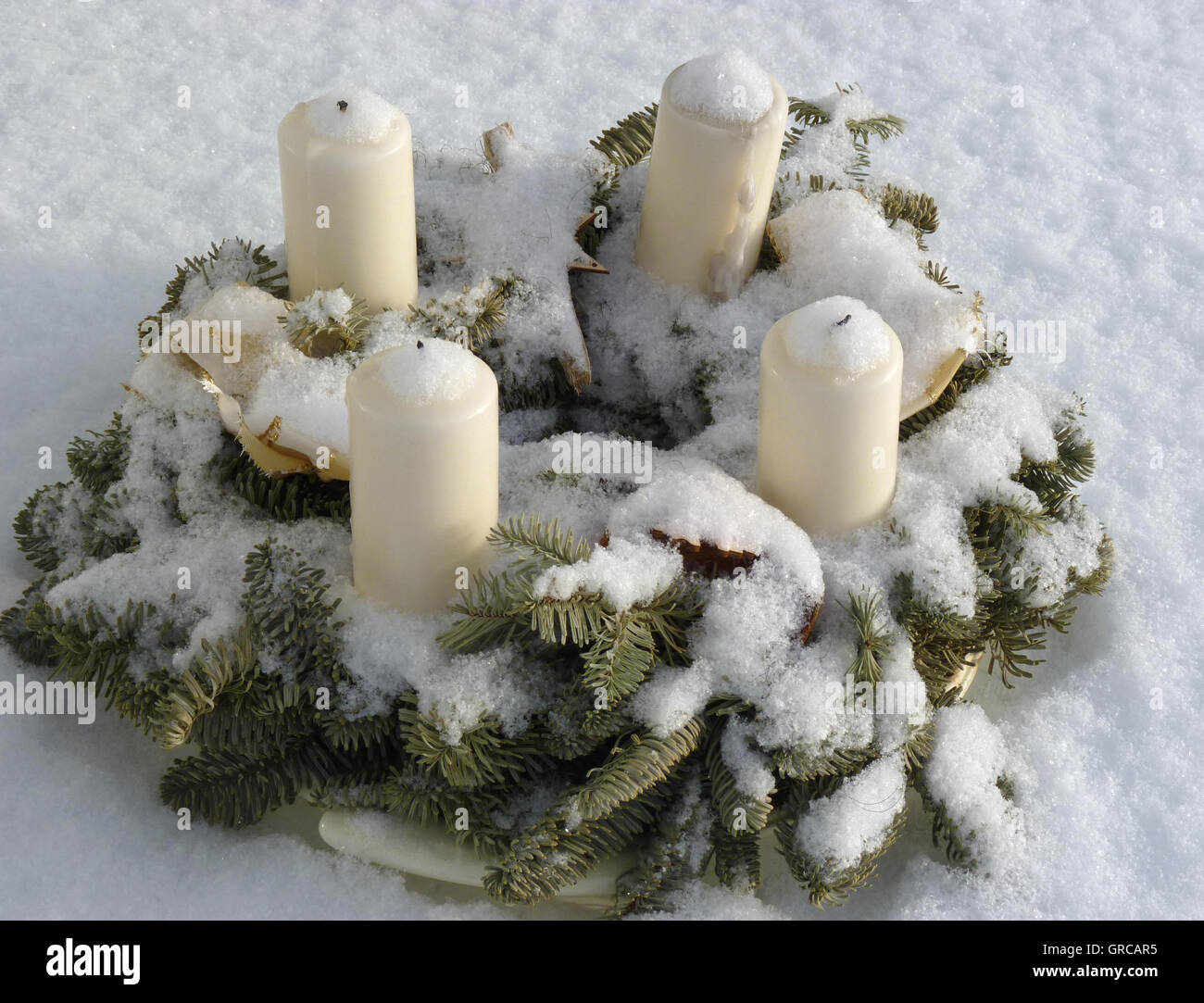 Advent wreath outside in the snow hi-res stock photography and images ...