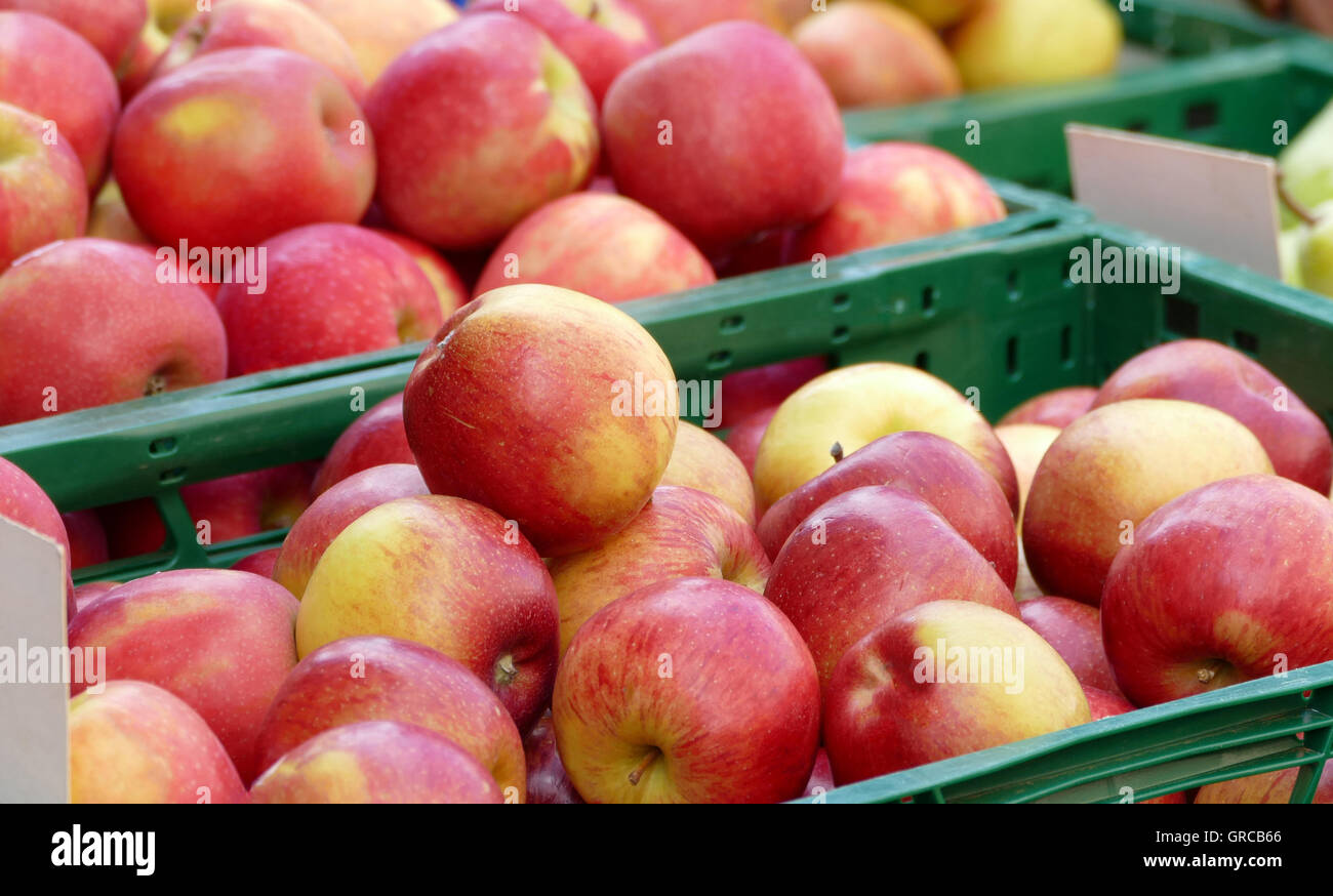 Case of apples hi-res stock photography and images - Alamy