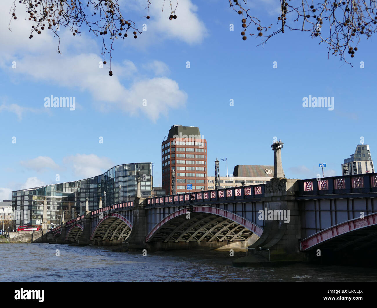 Thames bridge hi-res stock photography and images - Alamy