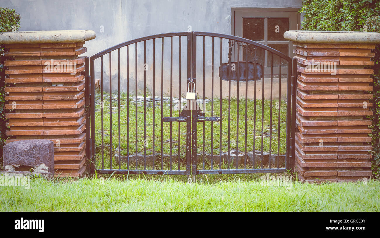 Vintage gate hi-res stock photography and images - Alamy