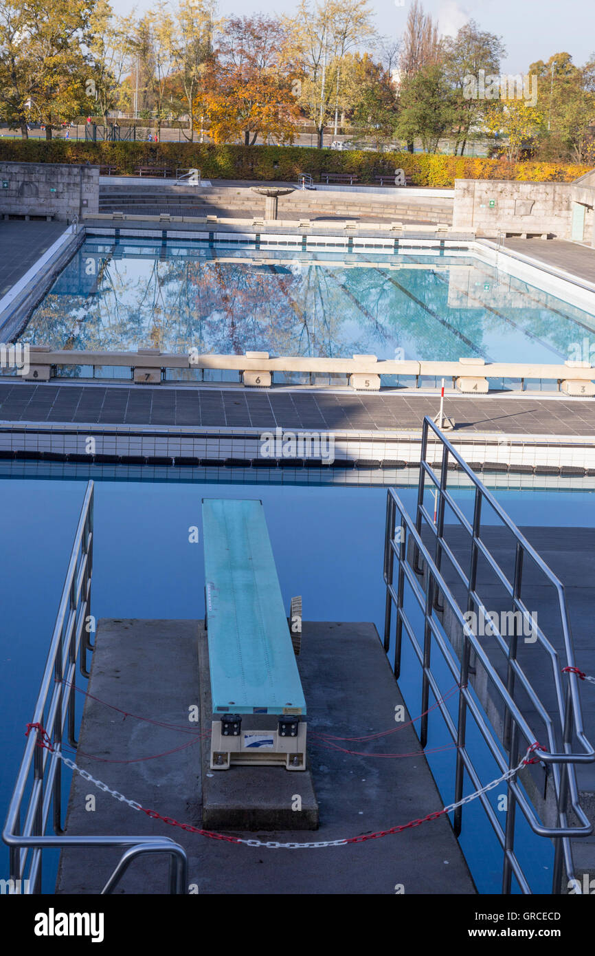 Springboard diving hi-res stock photography and images - Alamy