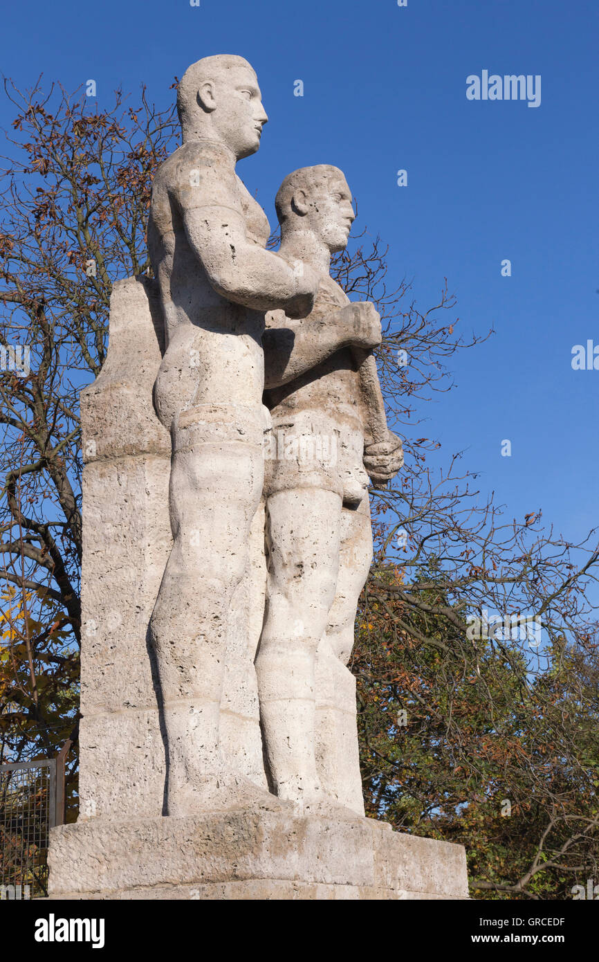 Statue of athletes hi-res stock photography and images - Alamy