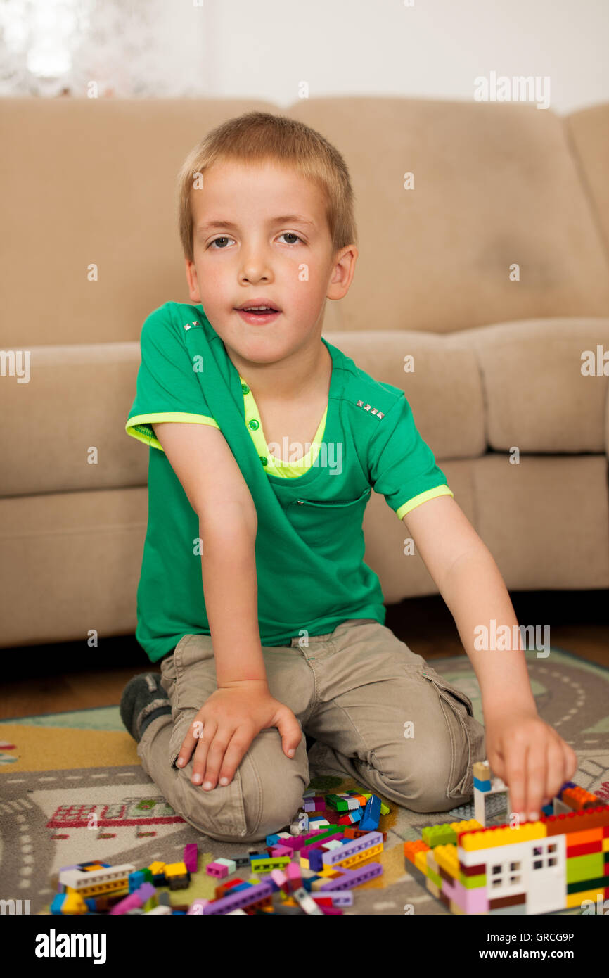 Boy girl playing with block hi-res stock photography and images - Alamy