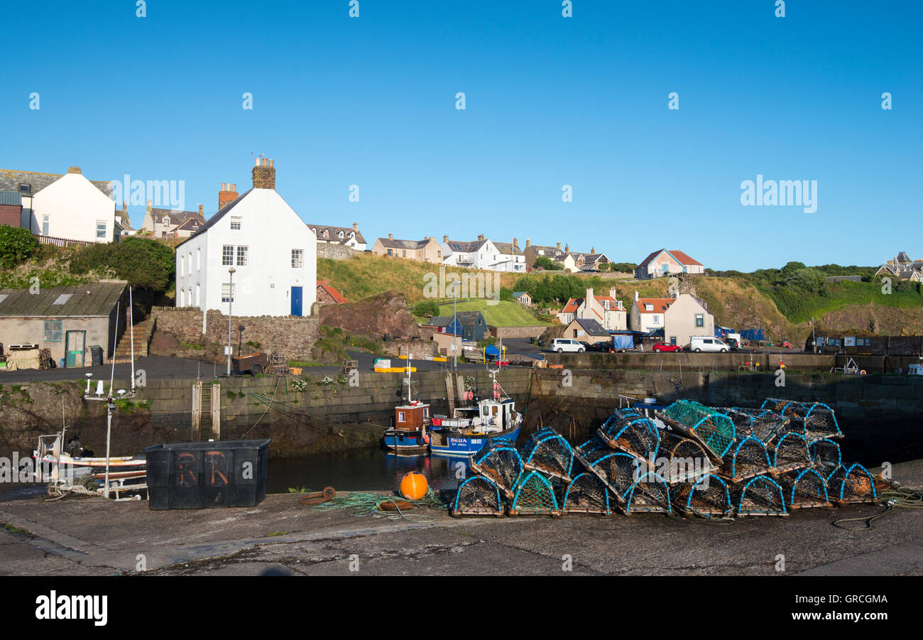St abbs coastal village hi-res stock photography and images - Alamy