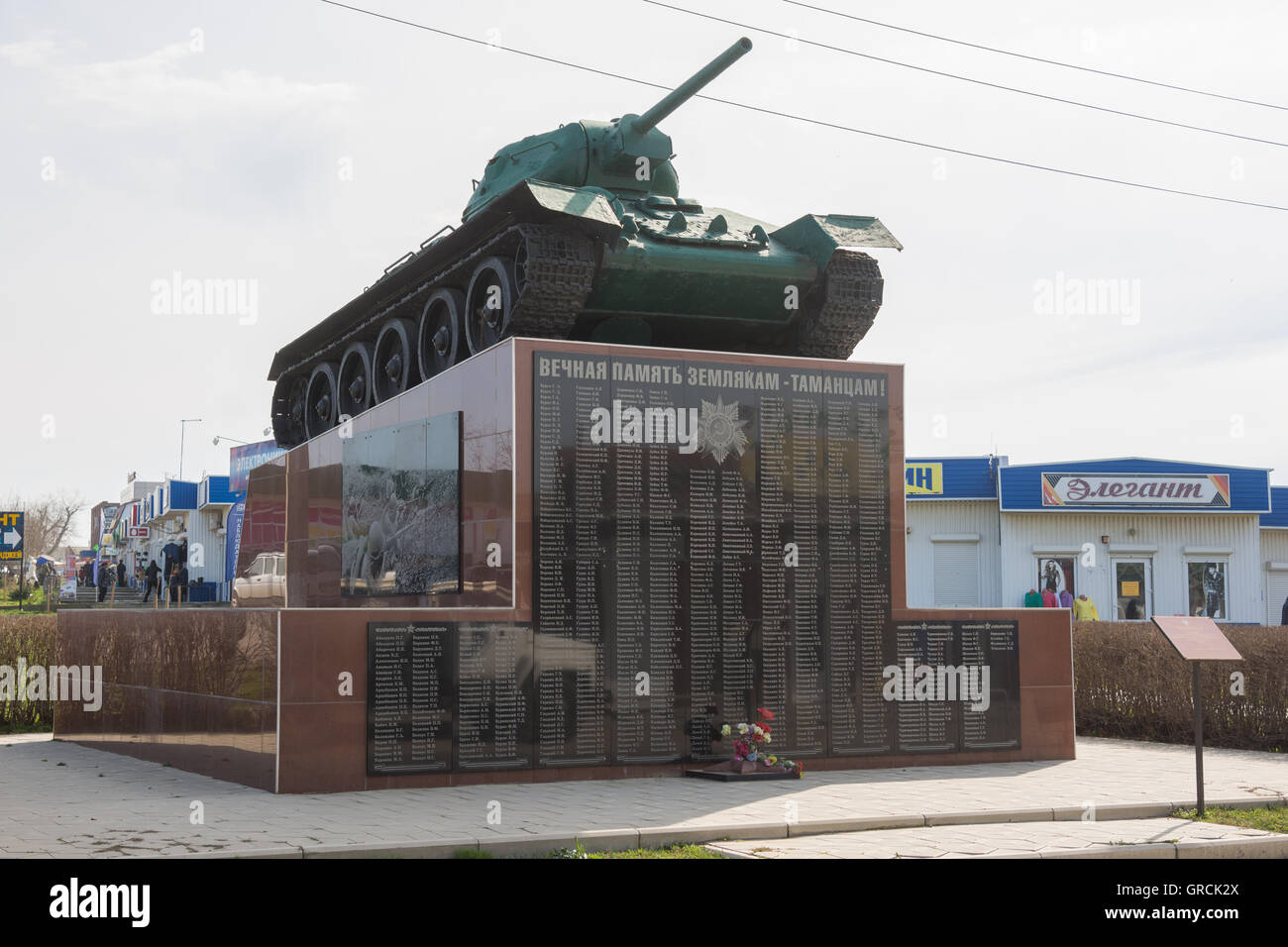 Part monument soviet tank hi-res stock photography and images - Alamy