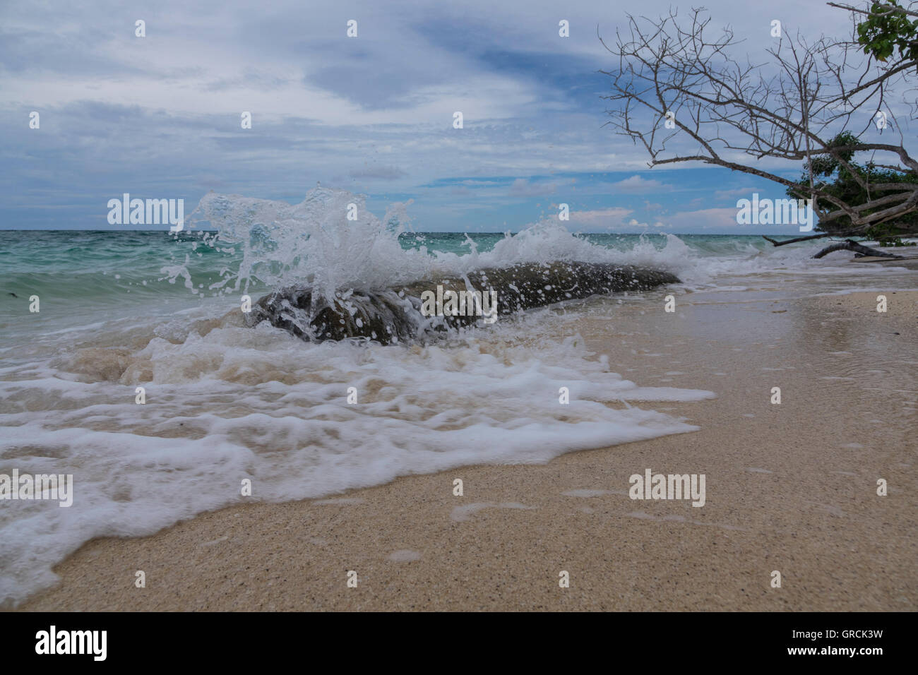 Waves splash on beach hi-res stock photography and images - Alamy