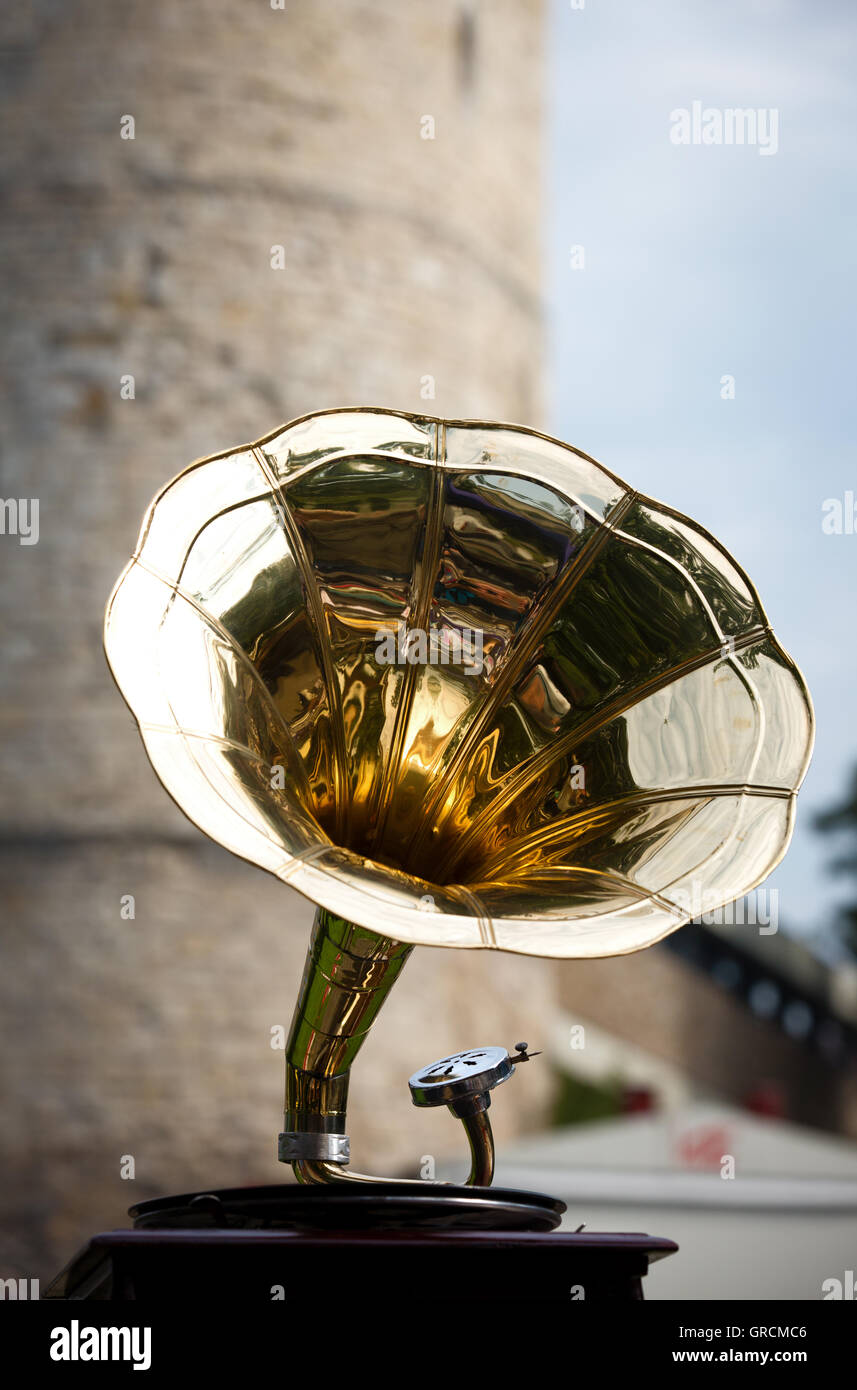 Ancient gramophone hi-res stock photography and images - Alamy