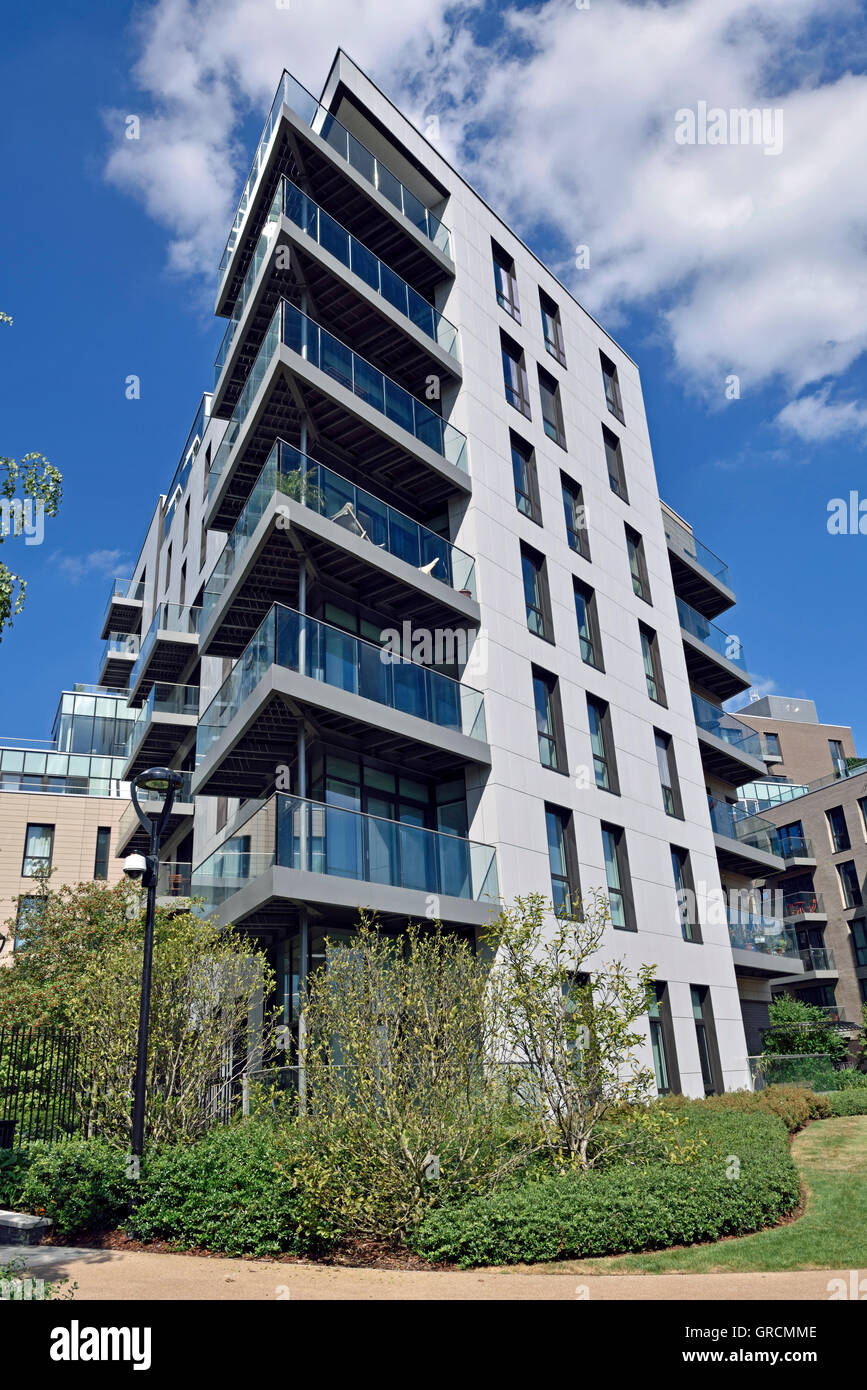 Block of flats uk modern hi-res stock photography and images - Alamy