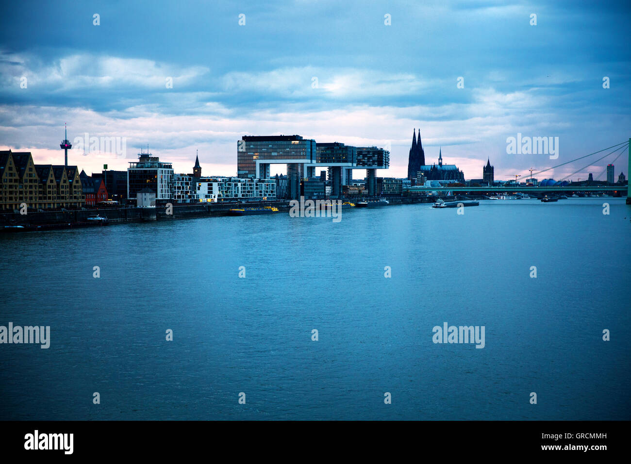 Cityscape of cologne with kranhouses hi-res stock photography and ...