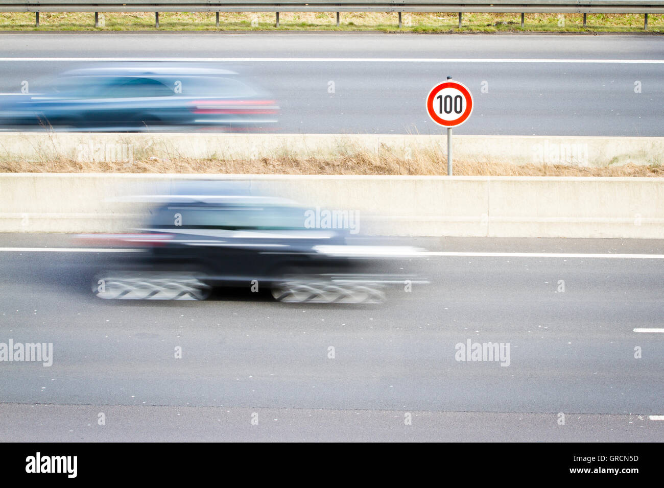 100 speed sign hi-res stock photography and images - Alamy