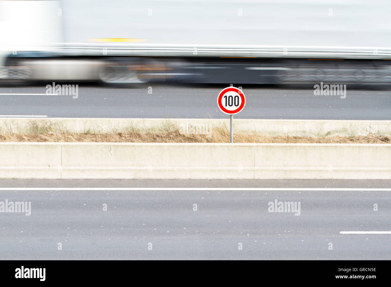100 speed sign hi-res stock photography and images - Alamy