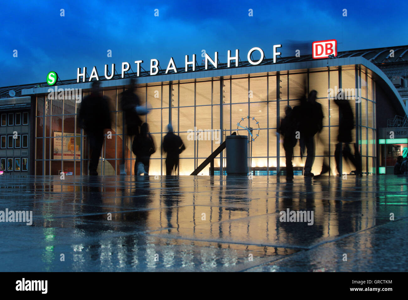 Cologne Central Railway Station At Dusk Stock Photo - Alamy
