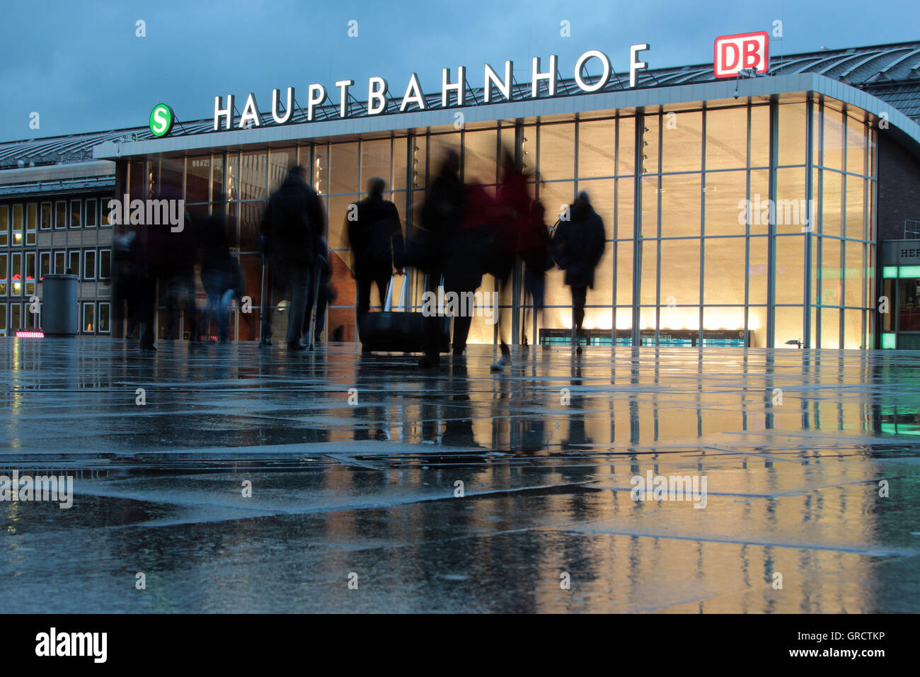 Cologne Central Railway Station At Dusk Stock Photo - Alamy