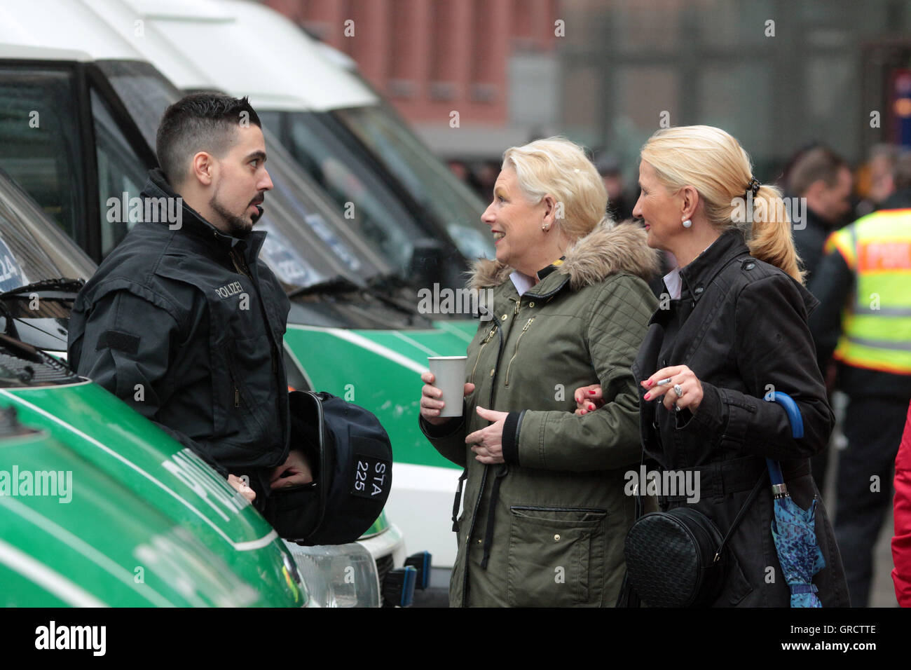 Women police officer hi-res stock photography and images - Alamy
