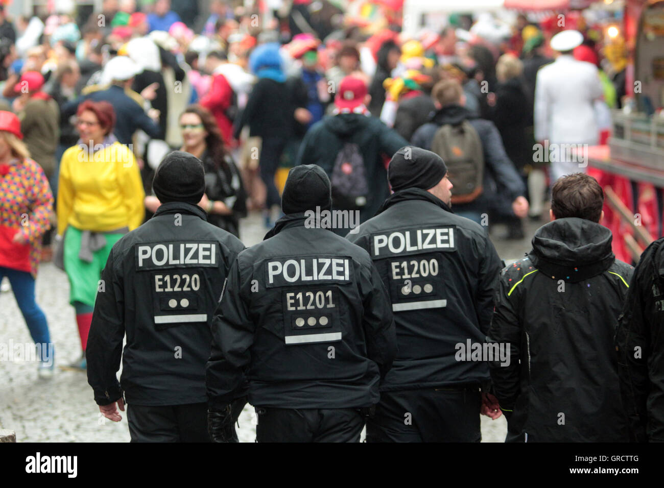 Police In Operation In Cologne Old Town During Weiberfastnacht Stock ...