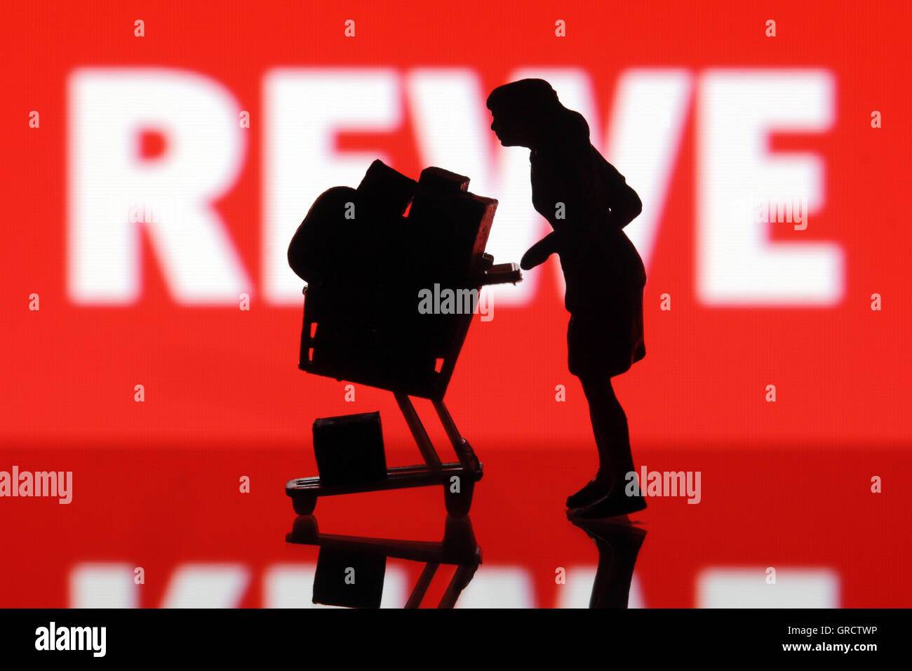 Woman shopping household items hi-res stock photography and images - Alamy