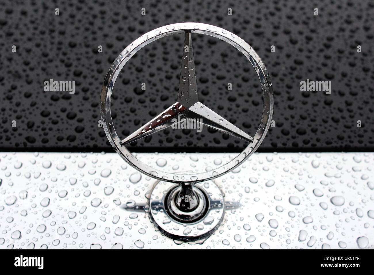 Mercedes benz star hi-res stock photography and images - Alamy
