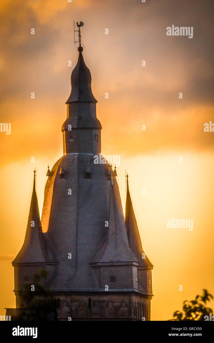 Humor tower hi-res stock photography and images - Alamy