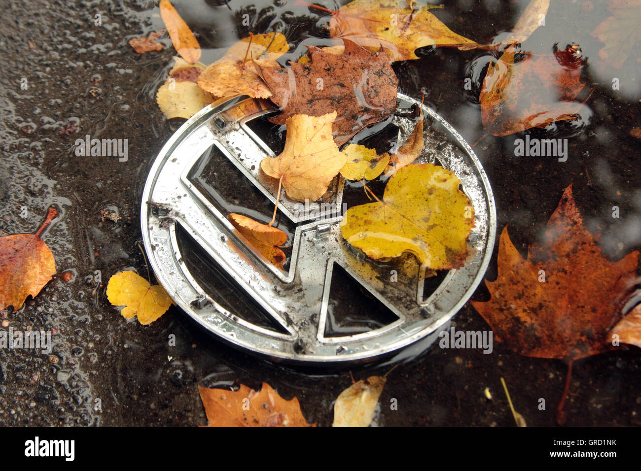 Volkswagen logo emblem broken hi-res stock photography and images - Alamy